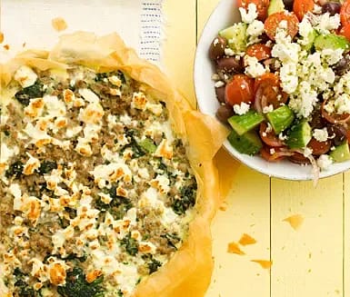 Frasig köttfärspaj på filodeg med grekisk sallad | Recept ICA.se