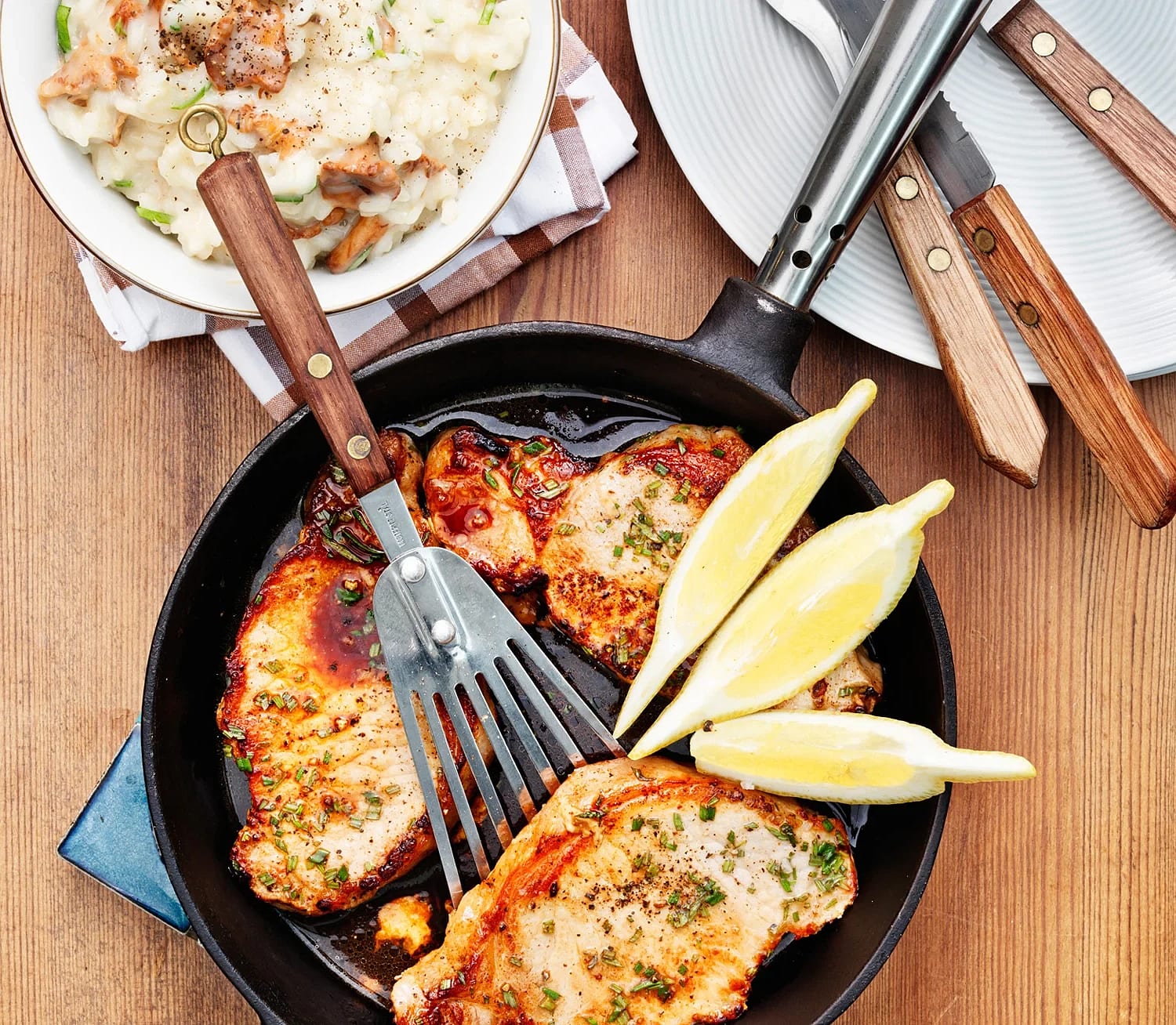 Rosmarinstekta fläskkotletter med kantarellrisotto | Recept ICA.se