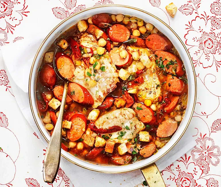 Halstrad torsk i buljong med ärter och chorizo | Recept ICA.se
