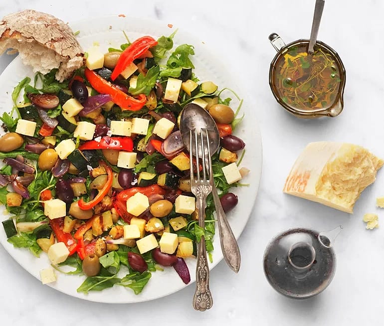 Sallad med rostade grönsaker, ost och oliver | Recept ICA.se
