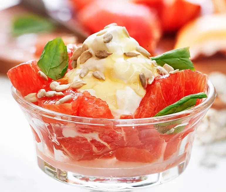 Blodgrape med yoghurt, solrosfrö, honung och mynta | Recept ICA.se