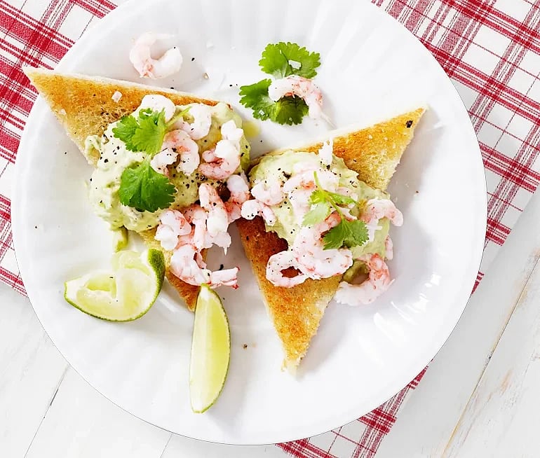 Toast med räkor, avokado och chili | Recept ICA.se