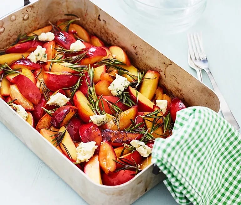 Rosmarinstekt nektarin med crema di balsamico och ädelost | Recept ICA.se