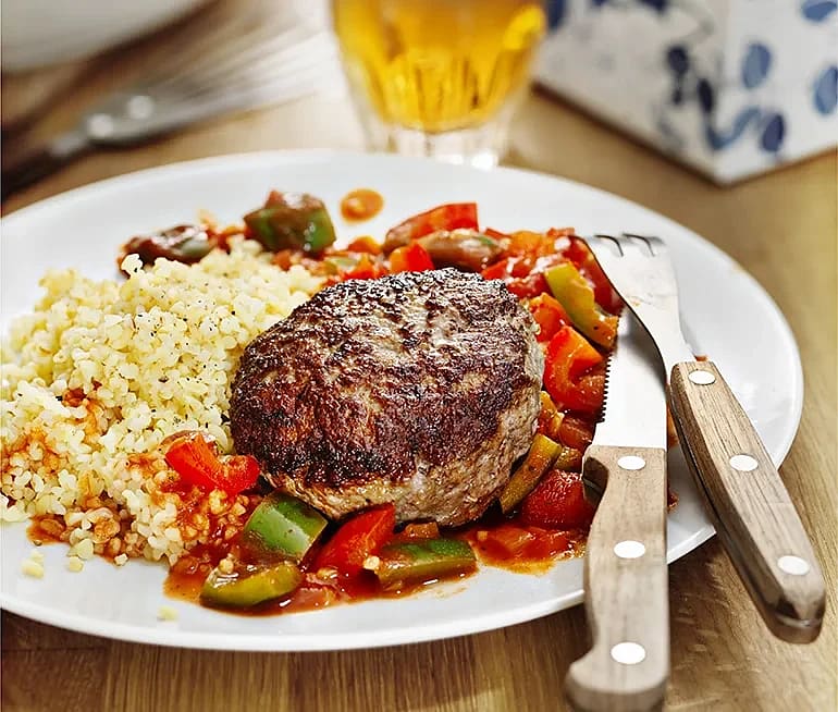 Pannbiff med paprika- och tomatsås | Recept ICA.se