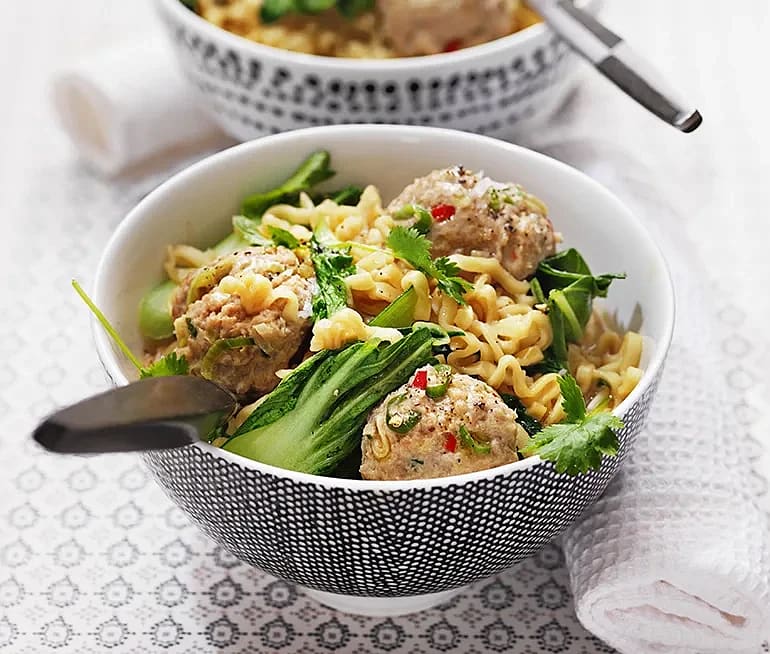 Nudlar i buljong med frikadeller | Recept ICA.se