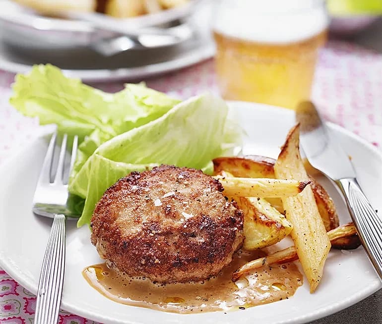 Wallenbergare med rostade svartrötter och timjansås | Recept ICA.se