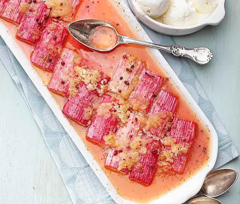 Rabarber i ugn med ingefära och rosépeppar | Recept ICA.se
