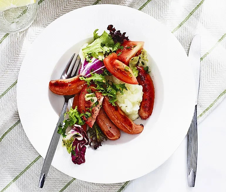 Stekt prinskorv med potatismos och tomatsallad | Recept ICA.se