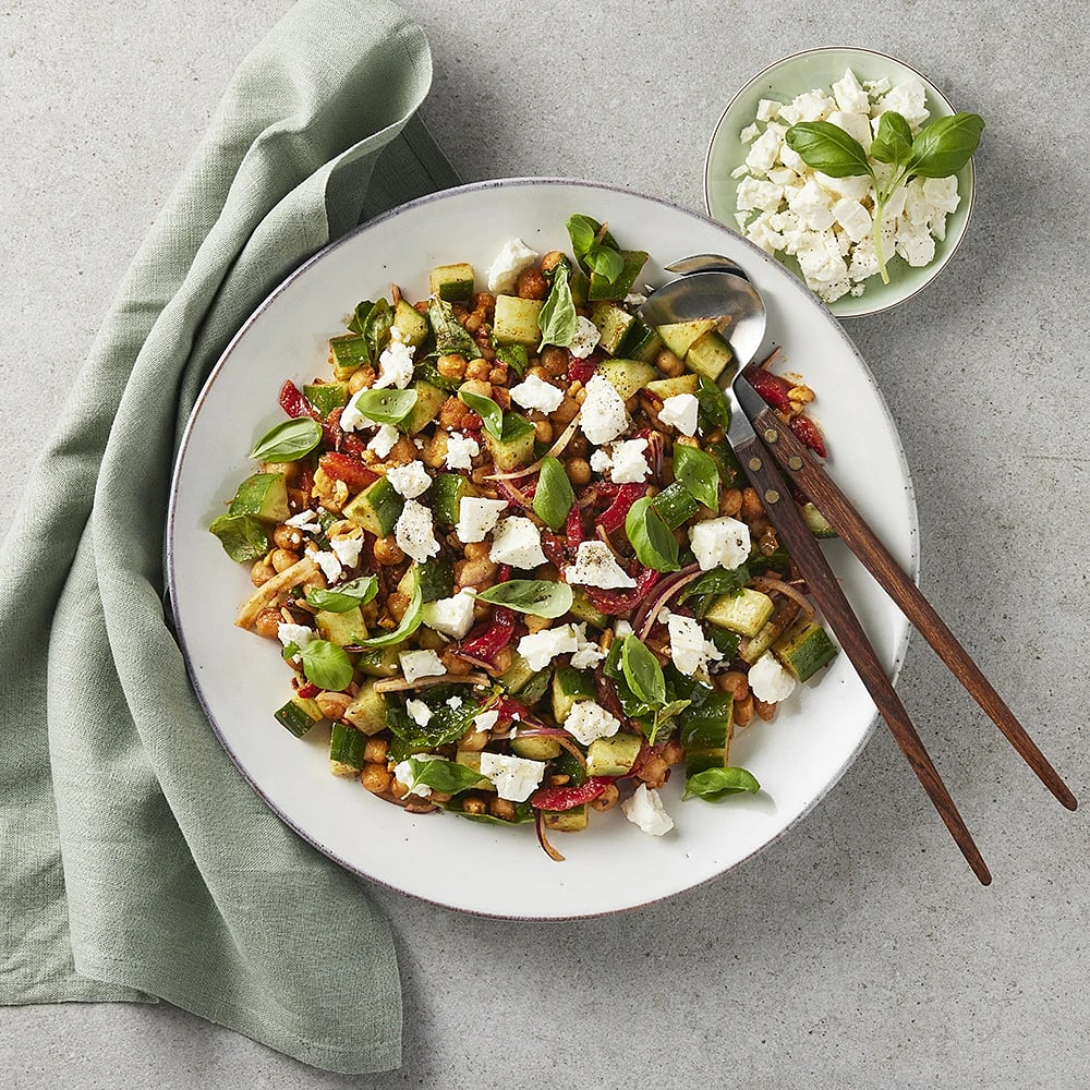 Paprikasallad med kikärtor och fetaost | Recept ICA.se