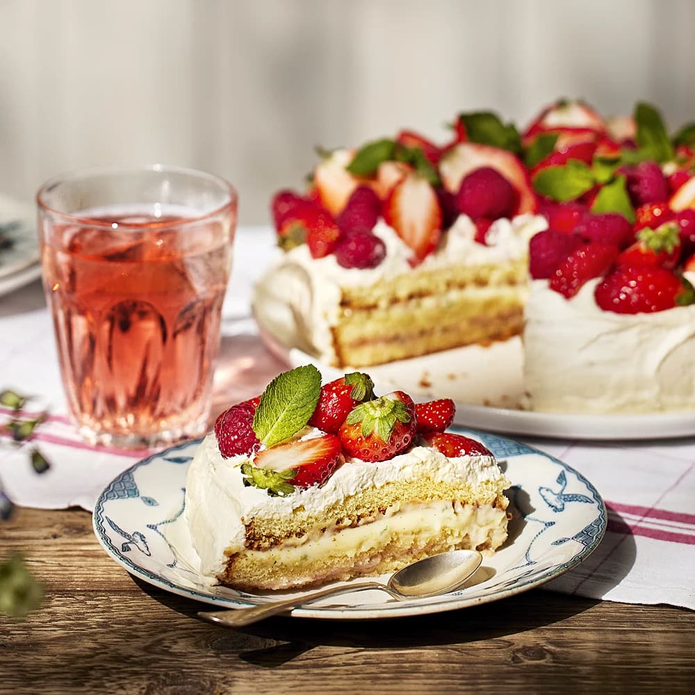 Midsommartårta med rabarber och vanilj | Recept ICA.se