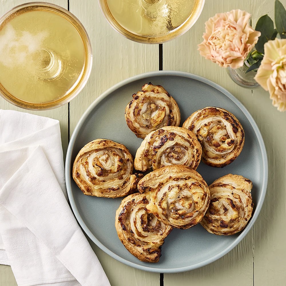 Smördegssnurror med getost och rabarber | Recept ICA.se