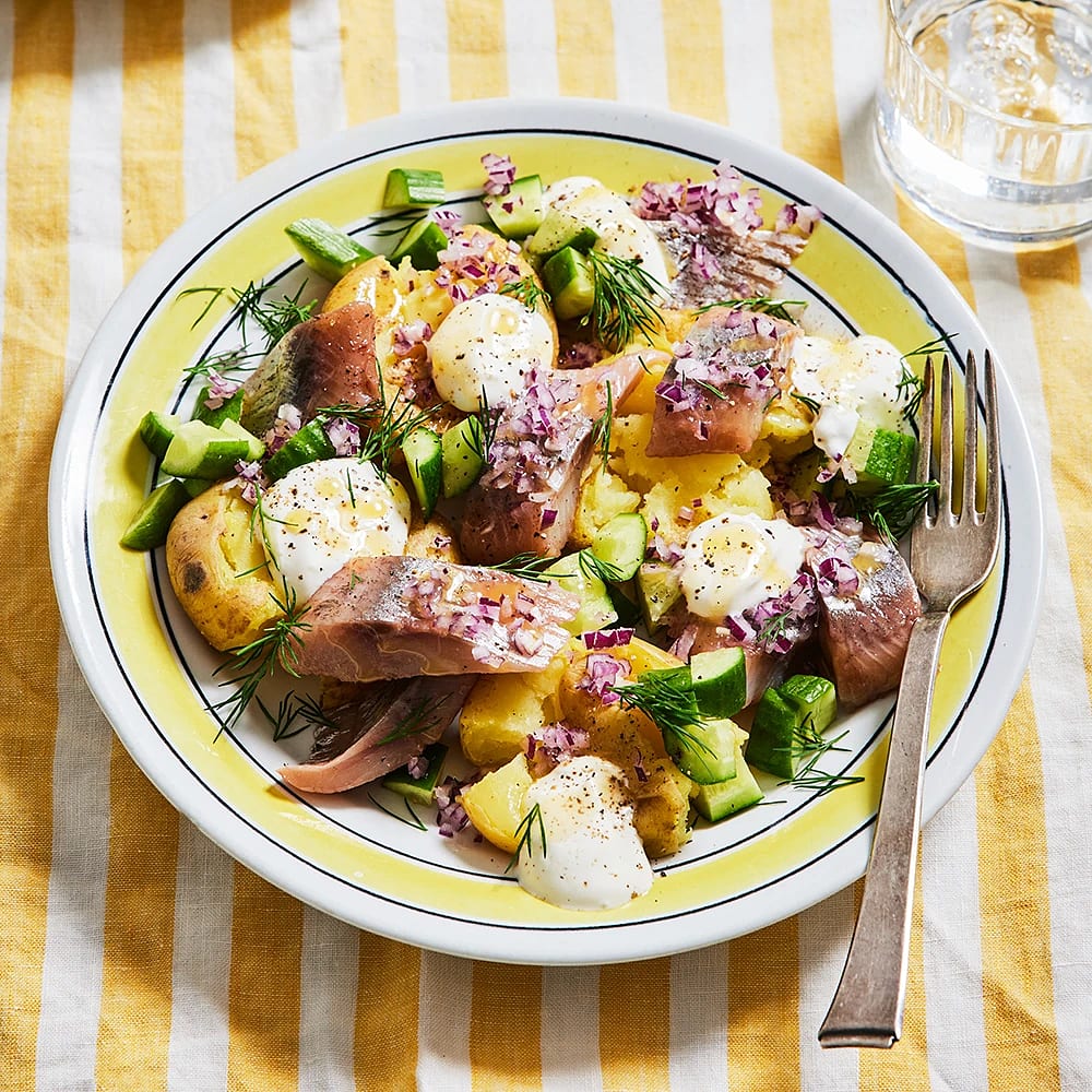 Matjessill med krossad färskpotatis och brynt smör | Recept ICA.se