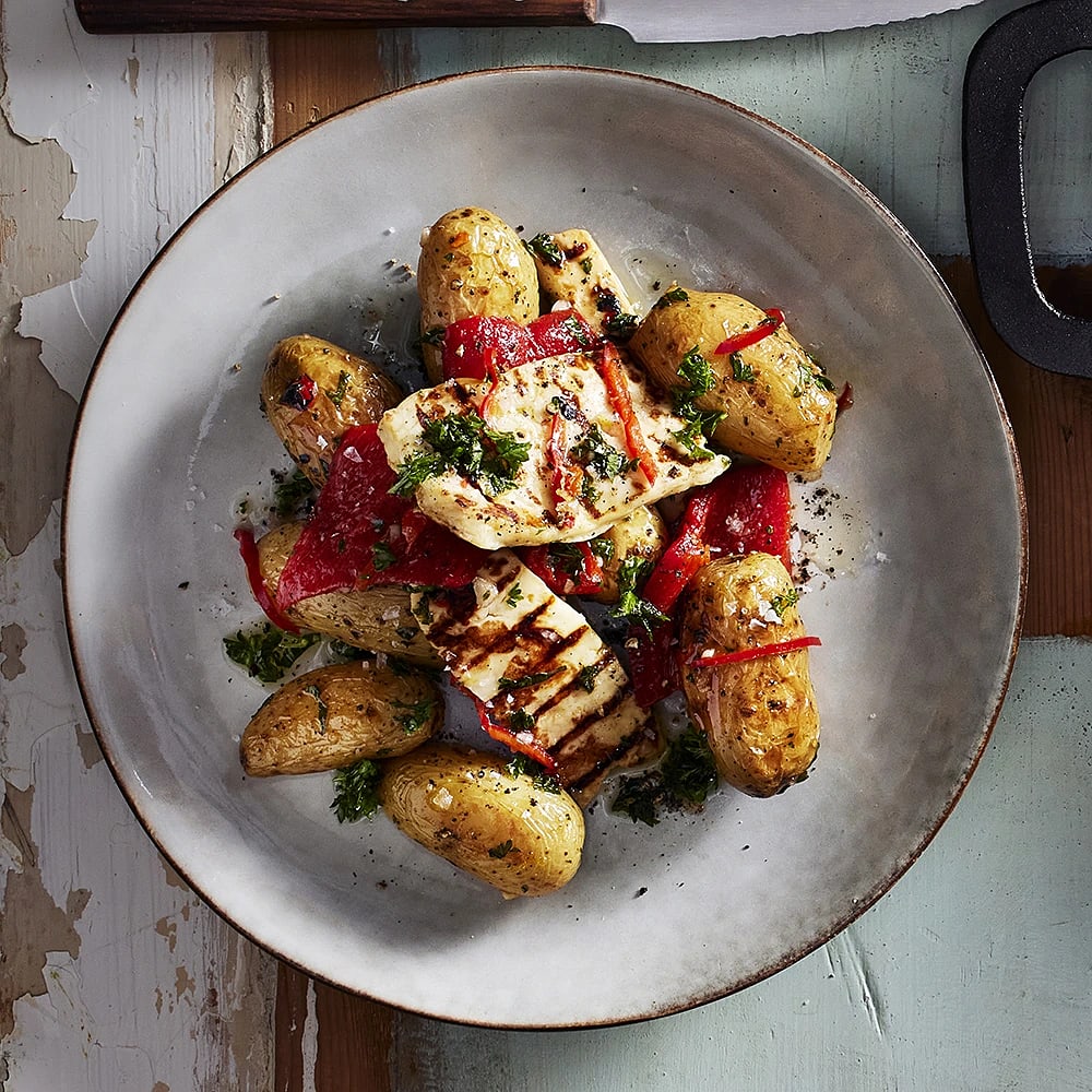 Kryddig ugnspotatis med grillost | Recept ICA.se