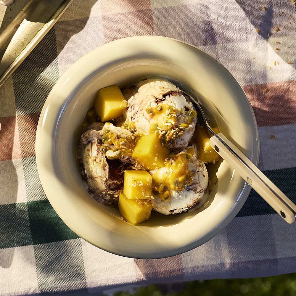 Kokosglass med mango och maränger | Recept ICA.se