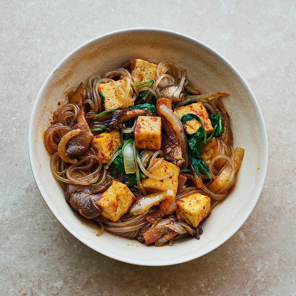 Japchae – sötpotatisnudlar med tofu och svamp | Recept ICA.se