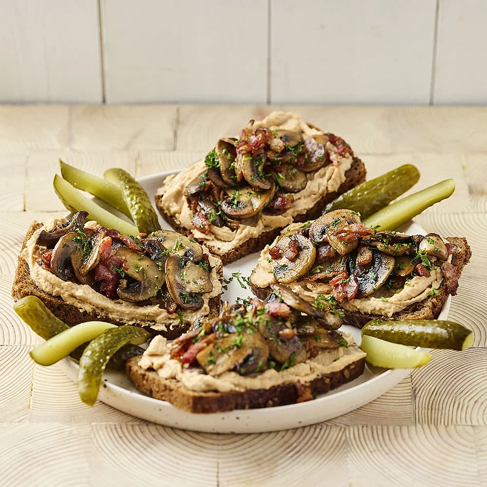 Smörrebröd med bacon och svamp | Recept ICA.se