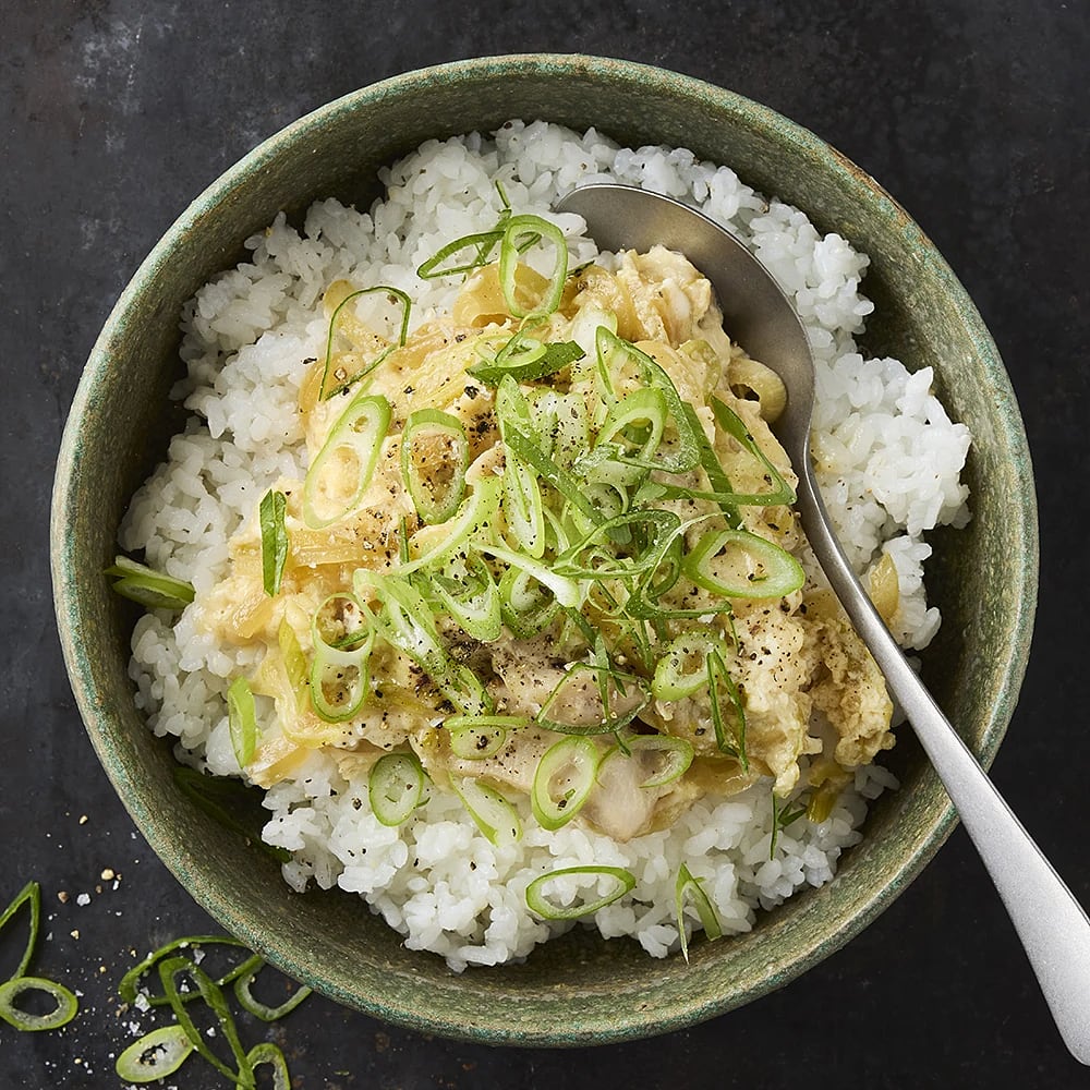 Oyakodon - japansk bowl med kyckling och ägg | Recept ICA.se
