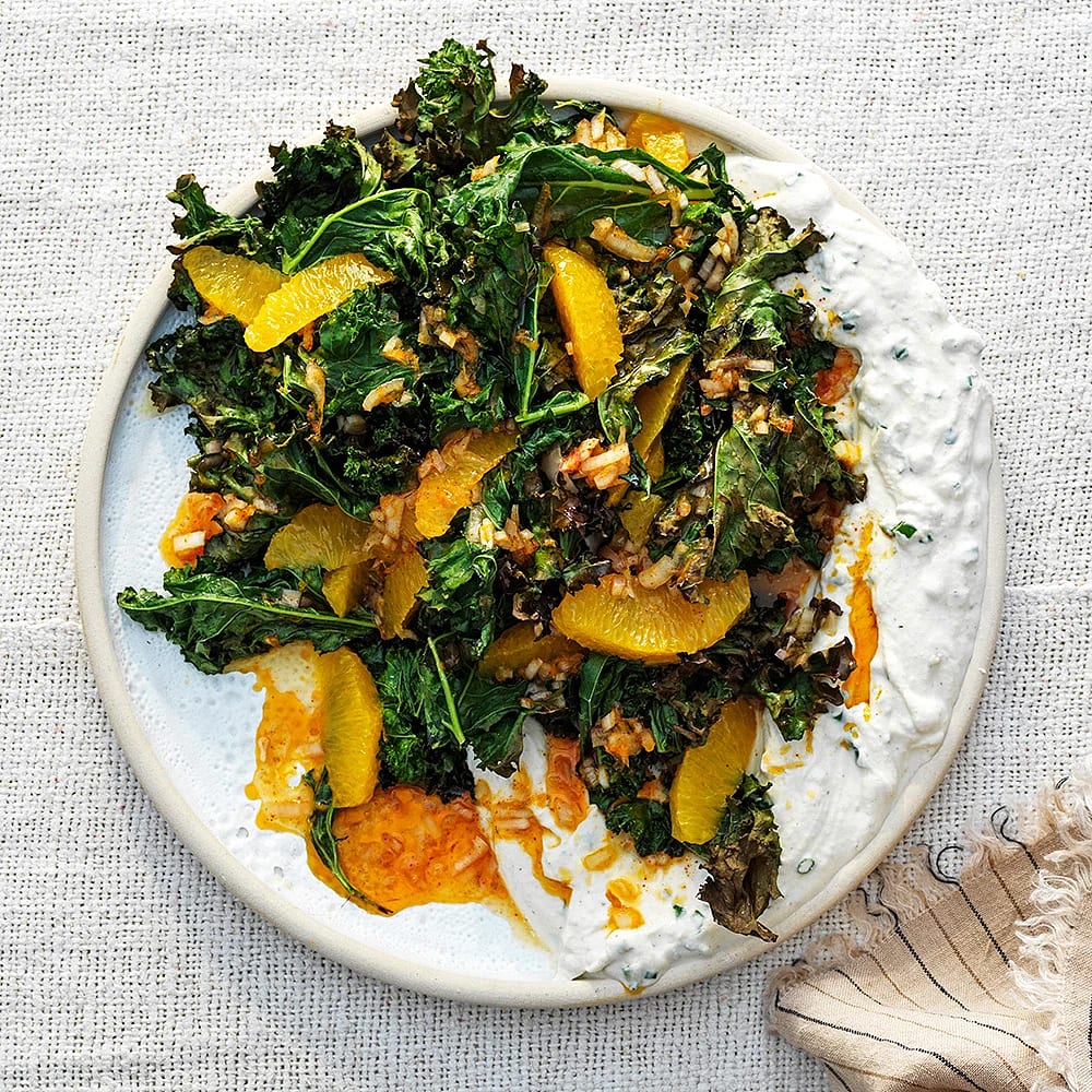 Rostad grönkål med tahiniyoghurt och apelsin | Recept ICA.se