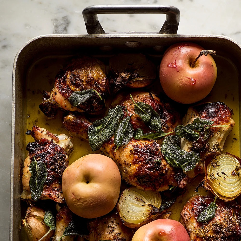Rosmarinbakad kyckling med äpple och lök | Recept ICA.se