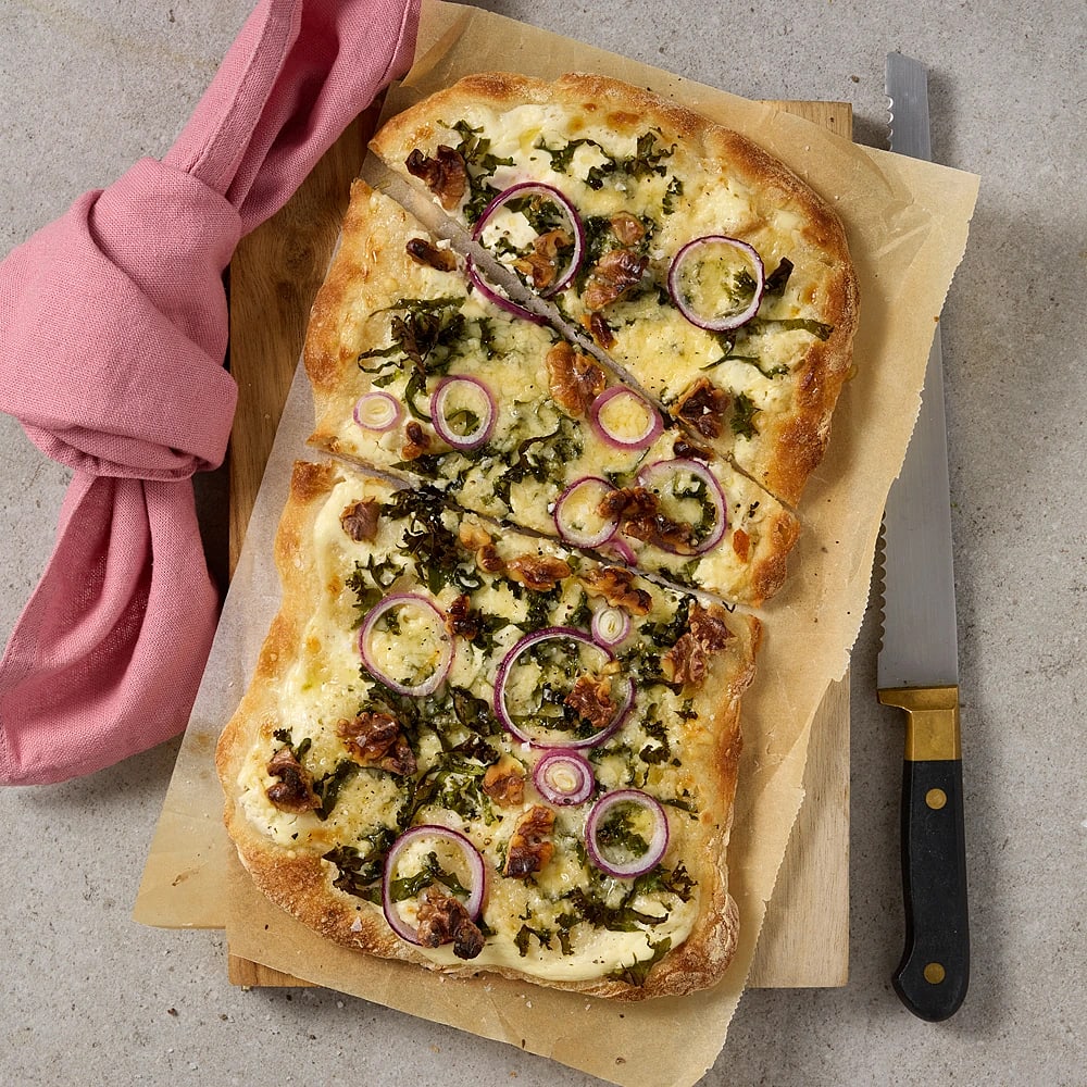 Vit pinsa med crème fraiche, folkeost och valnötter | Recept ICA.se