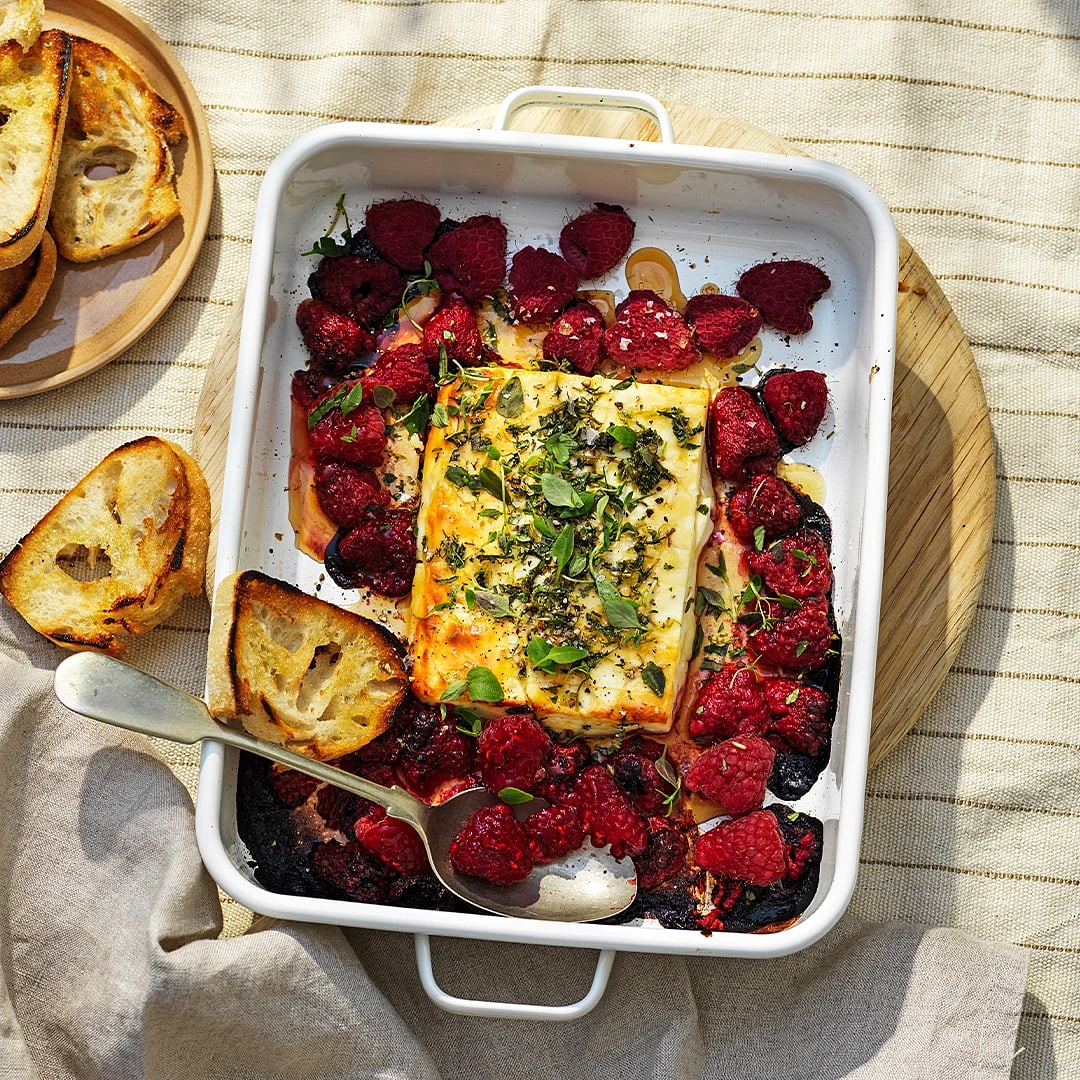 Bakad fetaost med hallon och timjan | Recept ICA.se