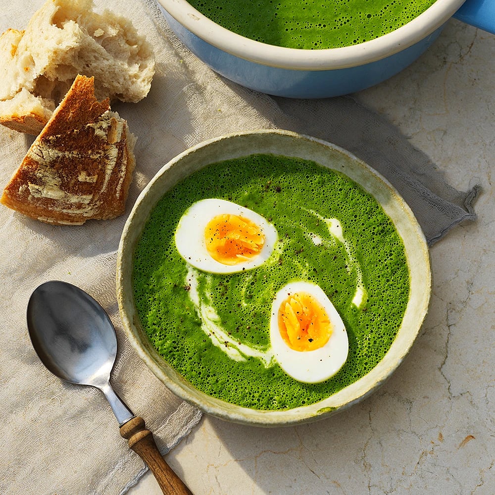 Soppa med nässlor och ärtor | Recept ICA.se