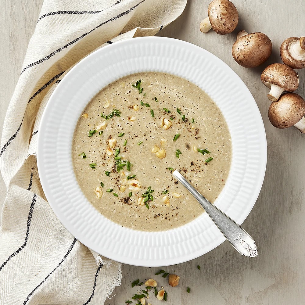 Krämig soppa med kastanjechampinjoner, mandelpotatis och rostade ...