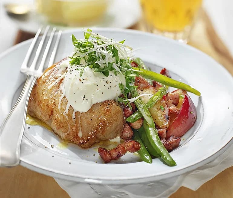 Stekt torskfilé med bacon, äpple och pepparrotsgrädde | Recept ICA.se