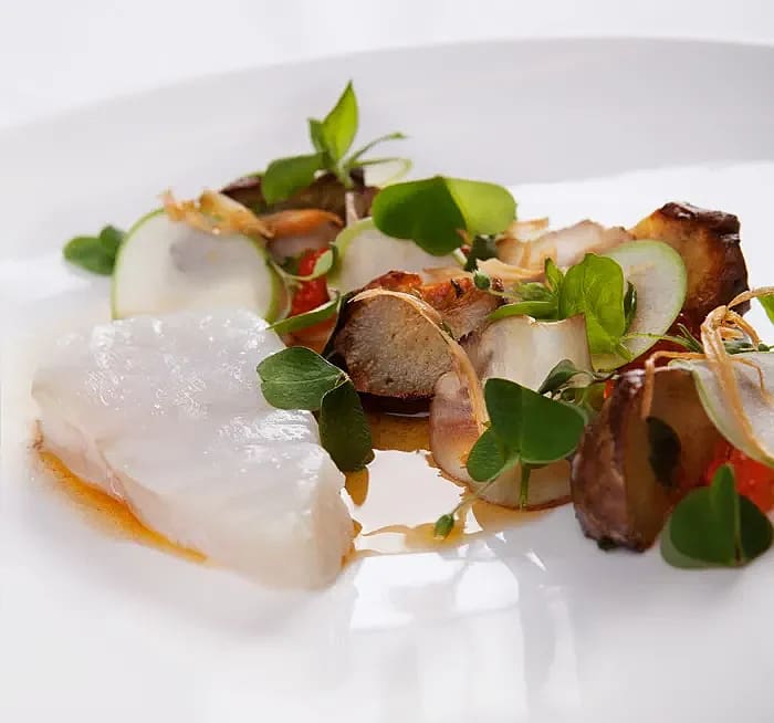 Pocherad torskrygg med rostad jordärtskocka, parmesancrème, äpple och ...