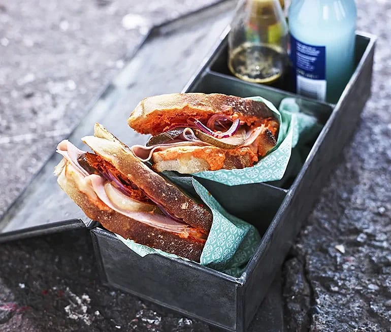 1284 – grillmacka med ajvarcrème, saltgurka och skinka | Recept ICA.se