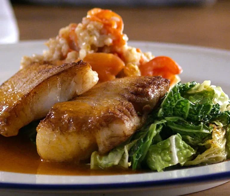 Torskfilé med kål, korngryn och tomatsky | Recept ICA.se