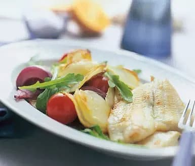 Ugnslagad potatissallad med stekt fiskfilé | Recept ICA.se