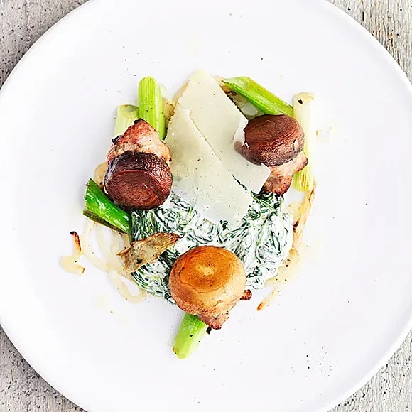 Crème fraiche-stuvad spenat, salsiccia, svamp och stekt lök | Recept ICA.se