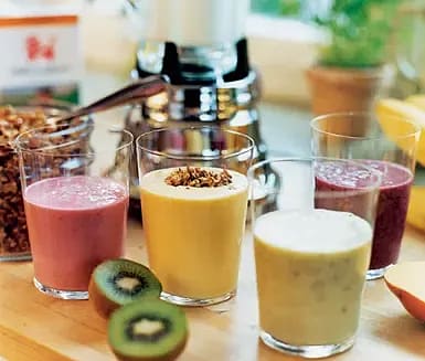 Smoothie med banan, frukt och bär | Recept ICA.se
