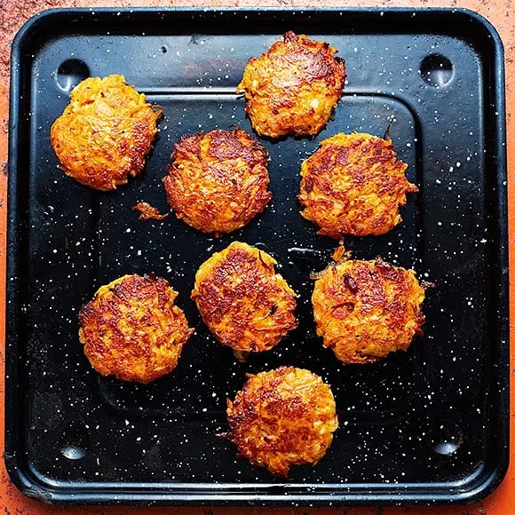 Morots- och halloumibiffar | Recept ICA.se