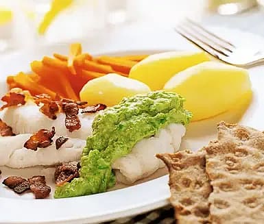 Kokt torskfilé med bacon och ärtpuré | Recept ICA.se