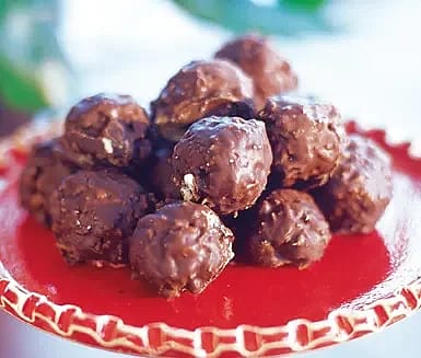 Chokladdoppade kokosbollar (Beijos de Côco com Chocolate) | Recept ICA.se