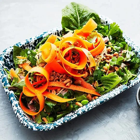 Nudelsallad med ingefärsbakad fläskkarré | Recept ICA.se