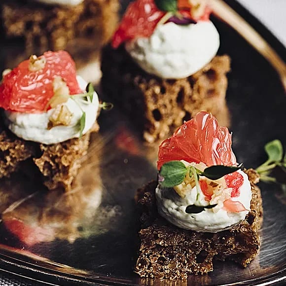 Kanapé med ädelost och grapefrukt | Recept ICA.se
