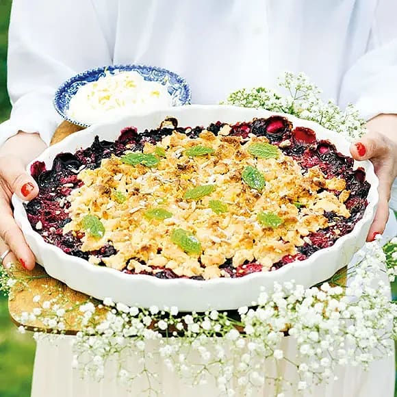 Smulpaj med sommarens bär och vispad crème fraiche | Recept ICA.se