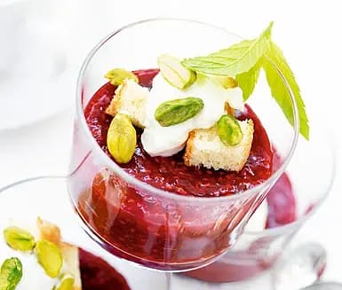 Hallon i vanilj och honungsgelé med sockerkakskrutonger | Recept ICA.se