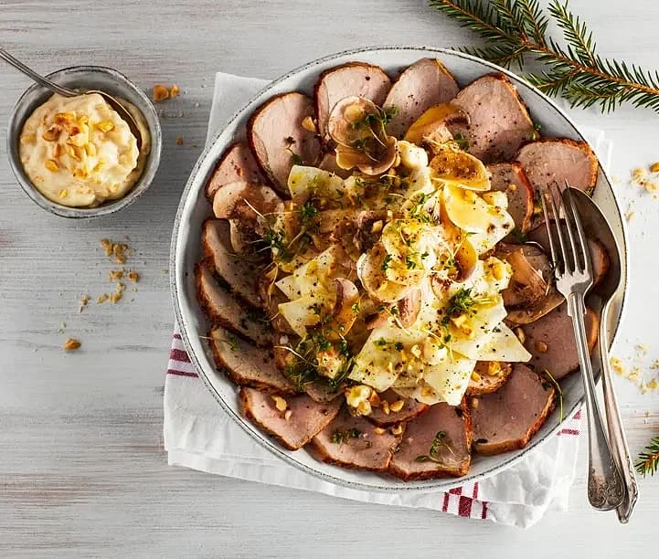 Helstekt ytterfilé med selleri- och champinjonsallad och ...