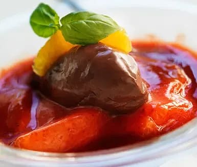 Chokladcrème med jordgubbsmarinerade apelsiner | Recept ICA.se