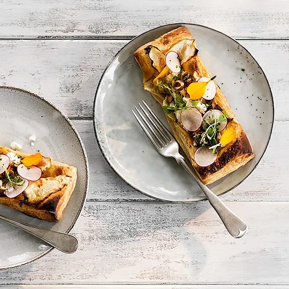 Smördegsflarn med rotselleri, crème fraiche och fetaost | Recept ICA.se