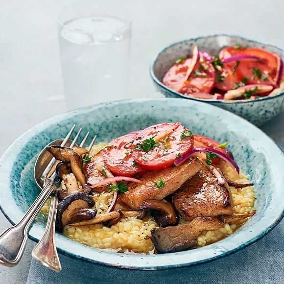 Ytterfilé med risotto, svamp och syrlig tomatsallad | Recept ICA.se