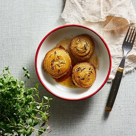 Bakad lök med honung och timjan | Recept ICA.se