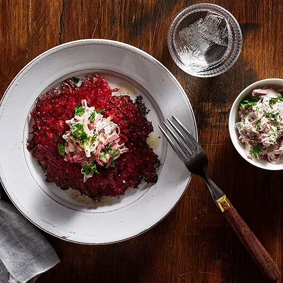 Potatis- och rödbetsraggmunk med rökt renstek | Recept ICA.se