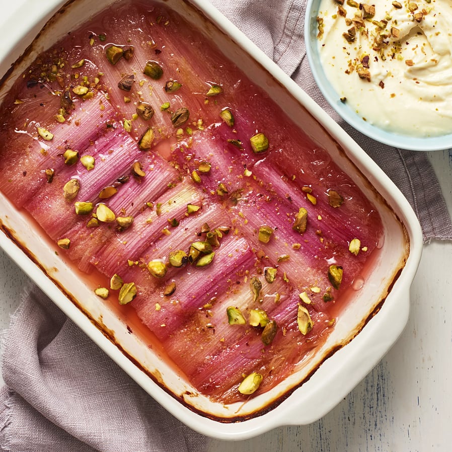 Honungsbakad rabarber med vit chokladyoghurt och pistagenötter | Recept ...