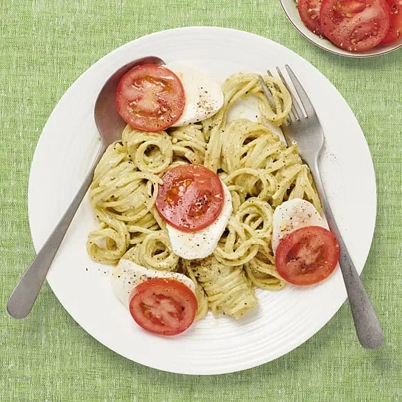 Pasta pesto med mozzarella och tomat | Recept ICA.se