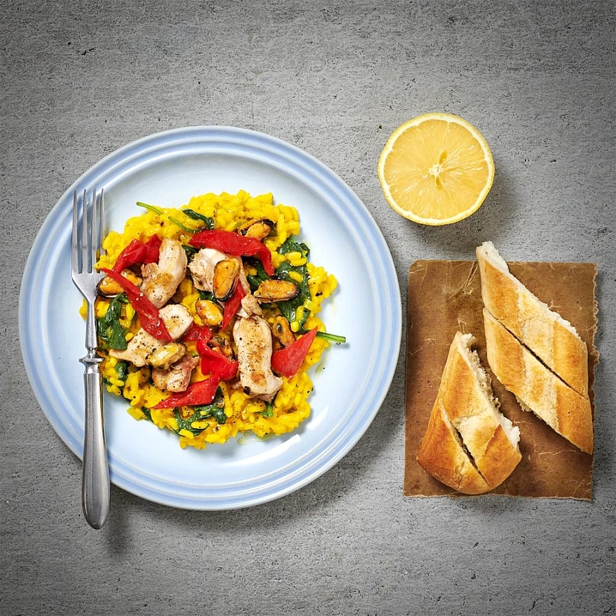 Paella med musslor och vitlöksbaguette | Recept ICA.se